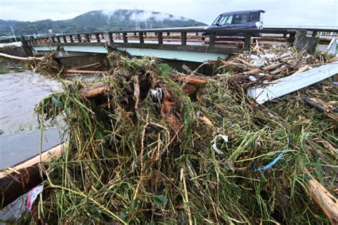 道路や橋に引っかかった木山川からの流木（撮影・星野楽） また内水氾濫福岡・久留米市の住民ため息 線状降水帯、熊本で2度発生 写真