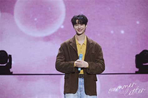 見面會也要穿對方代表色的邊金💛💙 而且邊說他的衣服造型都會跟造型師 先一起討論過 看來這些日子的衣服顏色 都是下過心思的情侶穿搭 不只是巧合這麼簡單😉