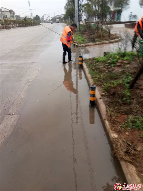 江西崇仁公路分局疏通公路两旁排水设施 公路 人民交通网