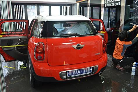 붉은색의 화려한 외모를 자랑하는 Mini 미니 컨트리맨 틴트어카 자동차 열차단썬팅 받기위해 틴트어카 연세대점 열차단썬팅