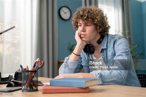 헤드셋에 지루한 혼란 남자 학생 책상 연구 노트를 만드는에 앉아 미래에 대 한 헤드폰 에 초점을 맞춘 남자 먼 교육 개념 가사 음악 형식에 대한 스톡 사진 및 기타 이미지