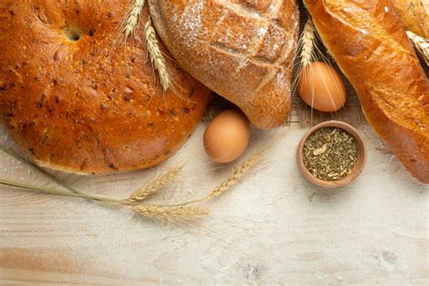 밀가루와 밀 계란 및 빈 공간 나무 테이블에 신선한 빵 제빵 베이커리 개념 곡초류에 대한 스톡 사진 및 기타 이미지 곡초류 메뉴판 미식가 Istock