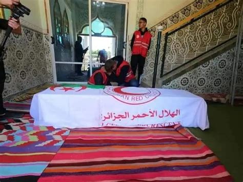 جنازة مهيبة لمتطوع جزائري دهسته سيارة أثناء توزيعه وجبات الإفطار