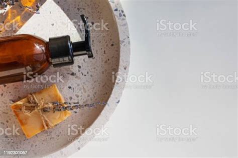 유리 병 과 천연 비누 돌 트레이 상단 보기 0명에 대한 스톡 사진 및 기타 이미지 0명 개념 구도 Istock