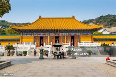구안인의 중국 보디만다의 유명한 장소인 저우산 열도의 푸투오산 산맥에 있는 중국 전통 왕실 스타일의 다채로운 사원 건물 외관에