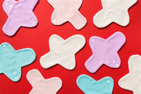 친환경 재사용 가능한 원단 여성용 패드 다채로운 밝은 재사용 가능한 생리대 세트 제로 폐기물 여성 기간 복사 공간이있는 개념 탑 뷰 2명에 대한 스톡 사진 및 기타 이미지