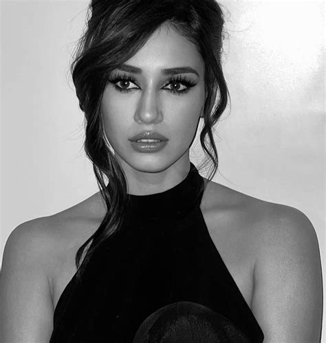 Disha Patani సరికొత్త పోజులతో సోకుల విందు చేస్తున్న దిశా ప‌టాని