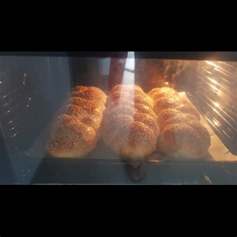 חלות לשבת אמהות מבשלות ביחד