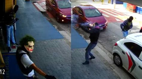 Vídeo Quadrilha Mascarada E Armada Com Fuzis Assalta Supermercado Em