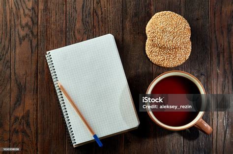 쿠키 통합 문서 및 나무 배경 평면도에 연필 차 한잔 0명에 대한 스톡 사진 및 기타 이미지 0명 가을 개체 그룹