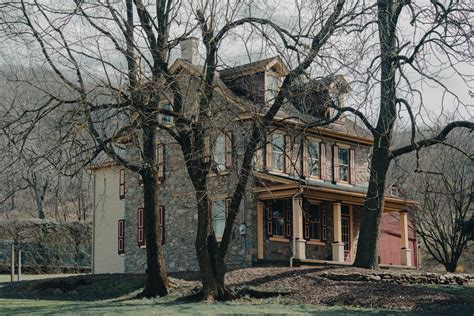 Odrzucaj Tradycyjne 감기 건축 겨울 겨울 풍경 경치 좋은 전망 계절 고등 교육 고전 건축 고전적인 스타일 교외의 굴뚝 나무 농촌의