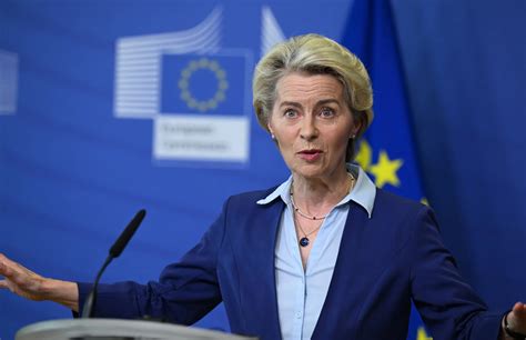 Урсула фон дер Ляйен в Люксембурге наткнулась на акцию с песней «День Победы