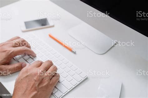 화이트 데스크에 데스크톱 컴퓨터의 흰색 컴퓨터 키보드를 입력하는 손 데스크탑 컴퓨터에 대한 스톡 사진 및 기타 이미지
