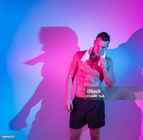 Tampan Berkeringat Pemuda Yang Bertelanjang Dada Dan Memegang Handuk Putih Foto Stok Unduh