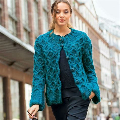 ВЯЖЕМ СПИЦАМИ Иссиня зеленый жакет с узором из ромбов Широкие планки с косами и узор их крупных