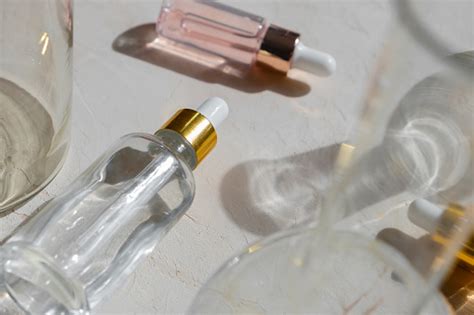 파이펫이 있는 앰버 유리 병에 담긴 에코 미네랄 오일 투명 히알루론 세럼 젤과 스킨 케어 컨셉 위쪽 가로 뷰 복사 공간 0명에