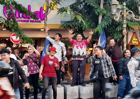 Saat Wakil Sekretaris PDIP Surabaya Joget Di Atas Tempat Duduk Jalan Tunjungan LIPUTAN JATIM
