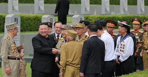 北김정은 참전군인들과 전승절 71주년 맞아 전사자묘 방문