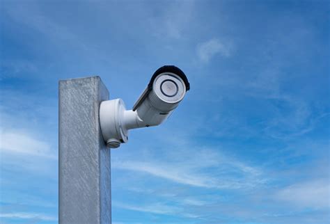 밝은 하늘 배경의 현대 공공 Cctv 카메라 모니터링을 위한 지능형 녹화 카메라 복사 공간 및 클리핑 경로를 사용한 감시 및