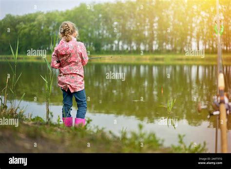 Belle Fille Et Petits Hommes Banque De Photographies Et Dimages Haute R Solution Alamy