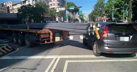 惡夢迴轉！曳引車鋼筋意外插入自小客車 駕駛嚇破膽驚悚畫面曝光 社會 Ctwant