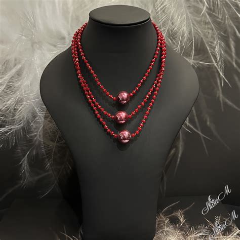 Червено колие с искрящ цвят от кристали и големи перли