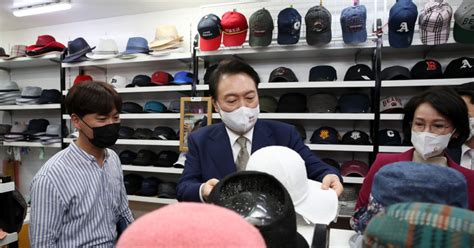 대구 서문시장 모자 점포 방문한 윤석열 대통령