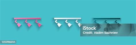 종이는 파란색 배경에 격리 된 스포트라이트 아이콘으로 Led 트랙 조명과 램프를 잘라 종이 아트 스타일 벡터 일러스트레이션 3차원 형태에 대한 스톡 벡터 아트 및 기타