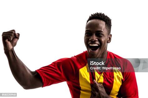 팬 흰색 바탕에 빨간색과 노란색 유니폼에 스포츠 선수 축 Championship에 대한 스톡 사진 및 기타 이미지 Championship 경쟁 남성 Istock