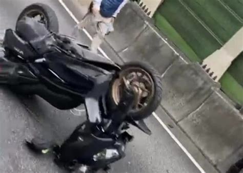 將軍澳道電單車撼小巴 鐵騎士受傷送院｜即時新聞｜港澳｜oncc東網