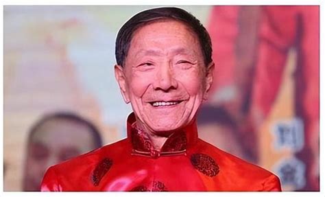 常寶華葬禮有多離譜？牛群缺席侯耀華帶頭鼓掌，師徒之間有何恩怨 每日頭條