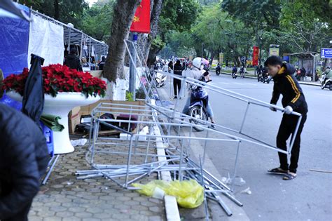 Tiểu thương Hà Nội tất bật dựng rạp chuẩn bị hàng hóa quảng bá trước