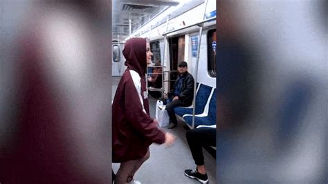 Блогерша из Питера запрыгивает на случайных парней в метро и этот