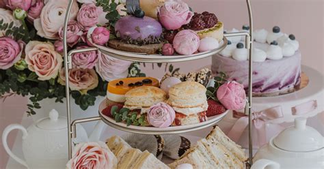 케이크와 디저트로 채워진 계층화 된 쟁반을 얹은 흰색 테이블 사진 Unsplash의 꽃차 이미지