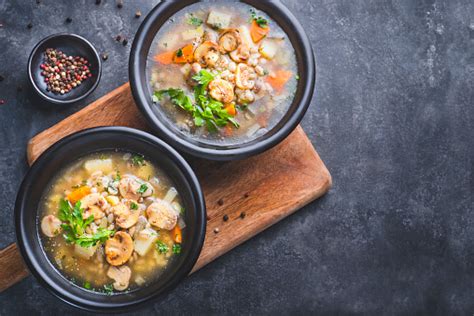 버섯 샴 피뇽 야채 및 진주 보리와 투명한 수프 추운 계절을위한 간단하고 풍성한 요리 산림 식품 완전 채식 단백질 발트해 요리 복사 공간 0명에 대한 스톡 사진 및 기타