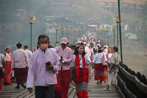 Dvb ဆန်ခလပူရီ မွန်တံတားတွင် သင်္ကြန်အကြို လူစည်ကားနေ