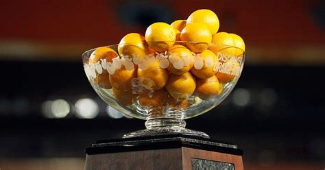 Watch Tennessee Throw Oranges From Orange Bowl Trophy After Win Vs