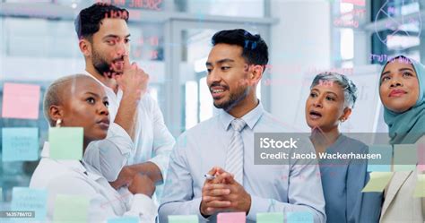 회의 협업 및 사무실에서 유리에 대한 전략을 계획하는 동안 팀을 훈련하는 사업가와의 스티커 메모 팀워크 다양성 및 직장에서 남녀 직원 그룹과의 워크샵 20 24세에 대한