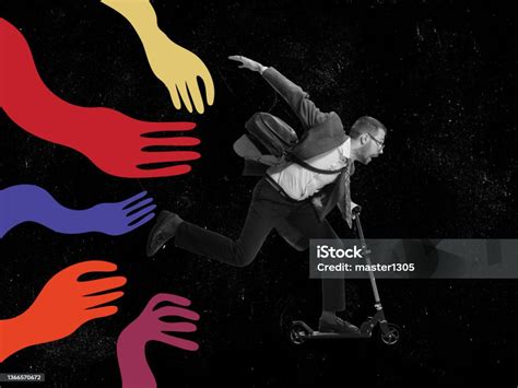 무서운 젊은 남자 거대한 그려진 색깔의 기어다니는 팔에서 도망 가는 사업가 현대 미술 콜라주 조작 또는 중독의 개념 가출자에
