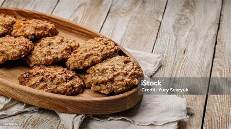 맛있는 수제 오트밀 쿠키 수제 글루텐과 무설탕 레시피 소박한 나무 배경과 린넨 냅킨 맛있고 건강한 과자 공간을 복사합니다 음식 배너 형식입니다 0명에 대한 스톡 사진 및