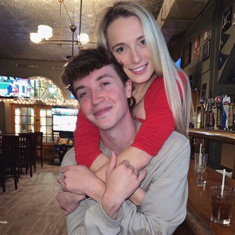 หนุ่มเบื่อชีวิต โหลด Tinder มาเล่น จนขอลาออกจากงาน ตระเวนเดตสาว 50 คน