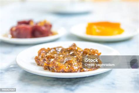 흰색 테이블 배경에 접시에 달콤한 맛있고 맛있는 무화과 잼 또는 무화과 마멀레이드 디저트 다양한 과일 디저트 또는 잼 가을에