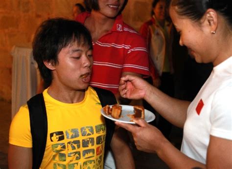 组图中国举重队战地度中秋 女队员喂队友月饼 搜狐体育