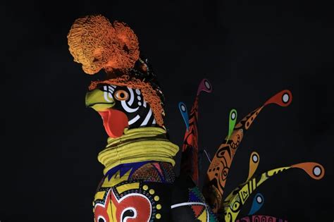 GALO DA MADRUGADA 2023 Galo gigante está de pé saudando o Carnaval do