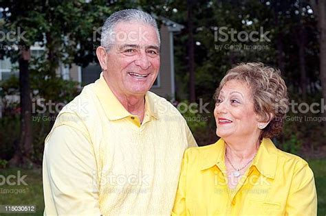선임 커플입니다 부과하는 및 웃는 In Park 감탄에 대한 스톡 사진 및 기타 이미지 감탄 걷기 공원 Istock