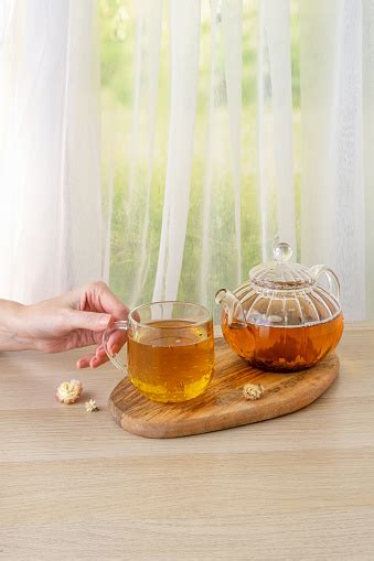 테이블에 유리 주전자에 재스민 녹차 뜨거운 차가 유리 컵에 있습니다 테이블에 녹차를 곁들인 주전자와 차 한잔 공간을 복사합니다 손에 대한 스톡 사진 및 기타 이미지 Istock