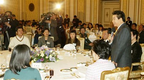 [노무현사료관] [청소년특별회의 관계자 초청 만찬에 참석해 격려사 하는 노무현 대통령]