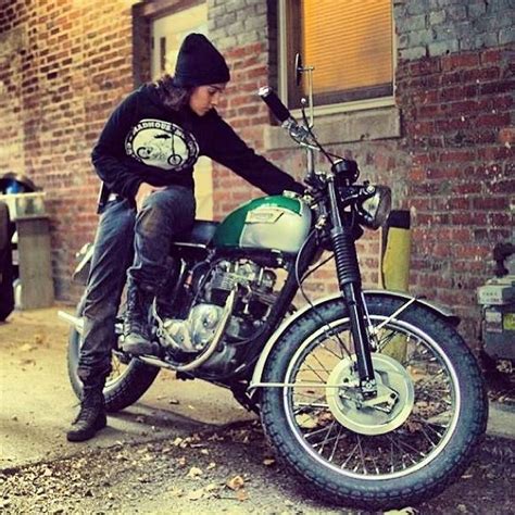 ΤΑ ΜΟΤΟΡΙΑ ΤΗΣ ΔΥΤΙΚΗΣ ΑΚΤΗΣ Γυναικες και Μοτοσυκλεττες