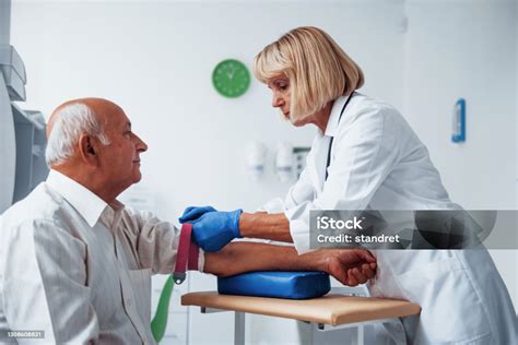 병원에서 수석 남성 환자를 주입 할 준비를하는 여성 의사 2명에 대한 스톡 사진 및 기타 이미지 2명 60 64세 70