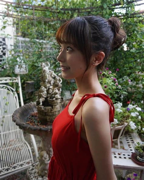 古川杏さんのインスタグラム写真 古川杏instagram「おばあちゃん家🥀🖤 後ろの葉っぱはブラックベリーが咲くの🤭 もっとお花だらけの月もあるけど今は緑いっぱい🌱 お庭の写真はカメラ